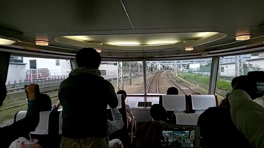 驾驶室在2楼的小田急列车,车头的乘客视野真广阔