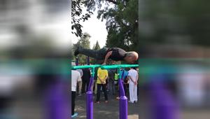 不服老!六旬大爷单双杆上耍绝活!红爆所有朋友圈