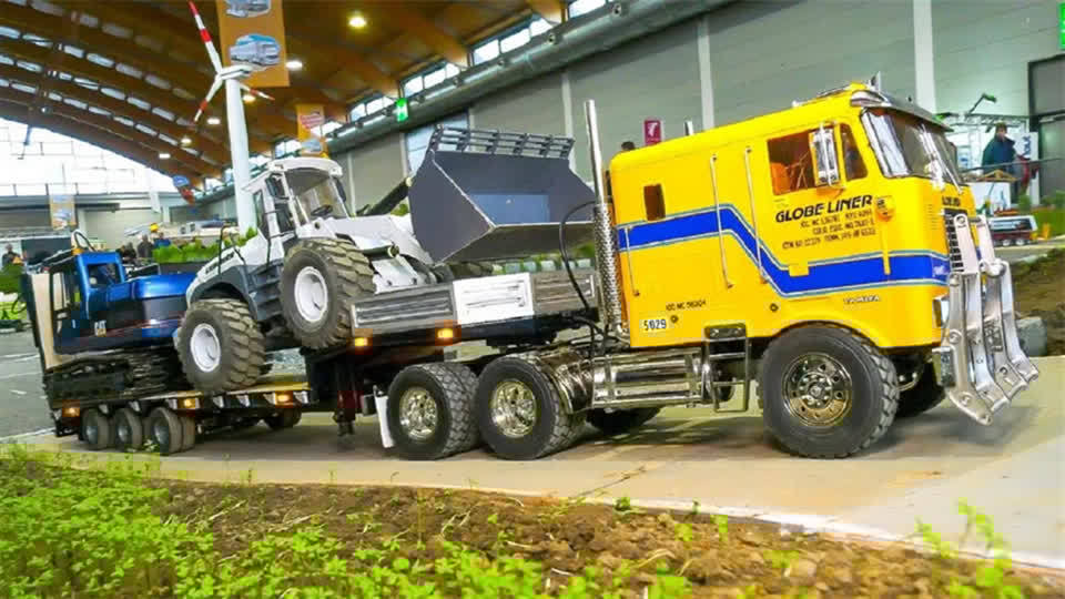 运输货物的大卡车模型玩具展示