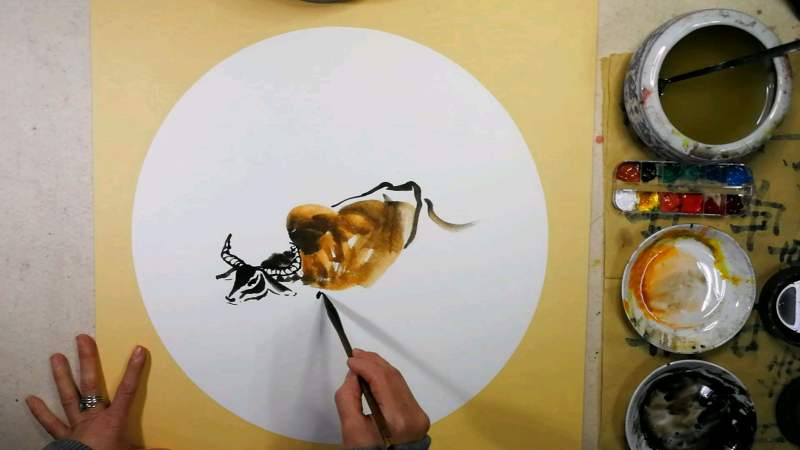 中国画零基础教程,动物篇。第8课牛。小品:1先画牛,用斜线构图