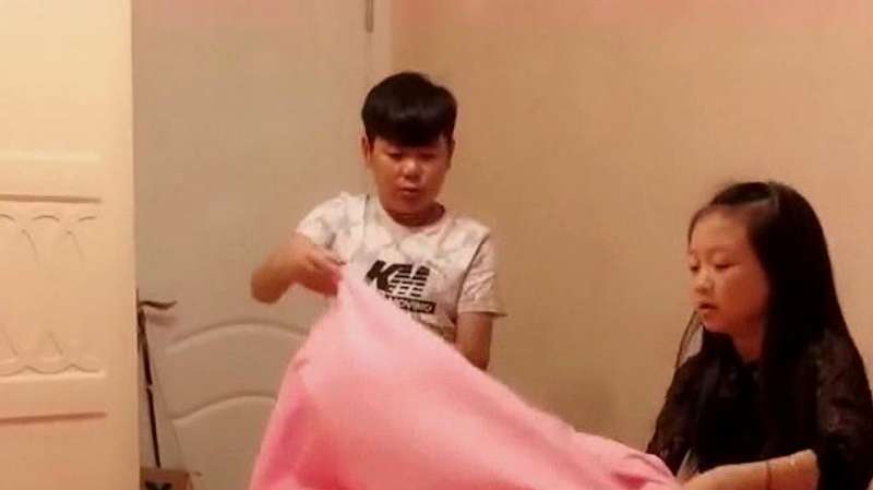 袖珍夫妻在套床单,小伙让老婆进去整理,结果太逗了!