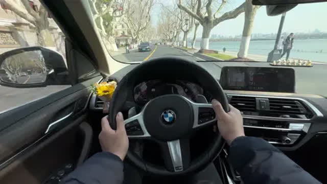 如何拍出第一视角开车视频,吸盘支架装在侧窗玻璃上就可以,旋转灵活稳定不抖,随时记录开车美好瞬间 #第一视角 #汽车好物 #车载手机支架