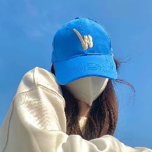 趴在窗边的小熊 
