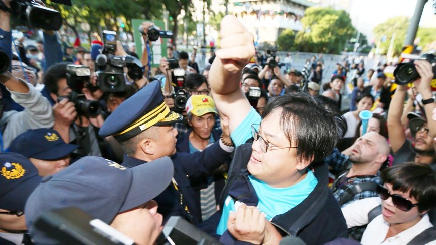 台湾民众强烈要求蔡英文下台,高喊枪毙蔡英文,维安人员出动