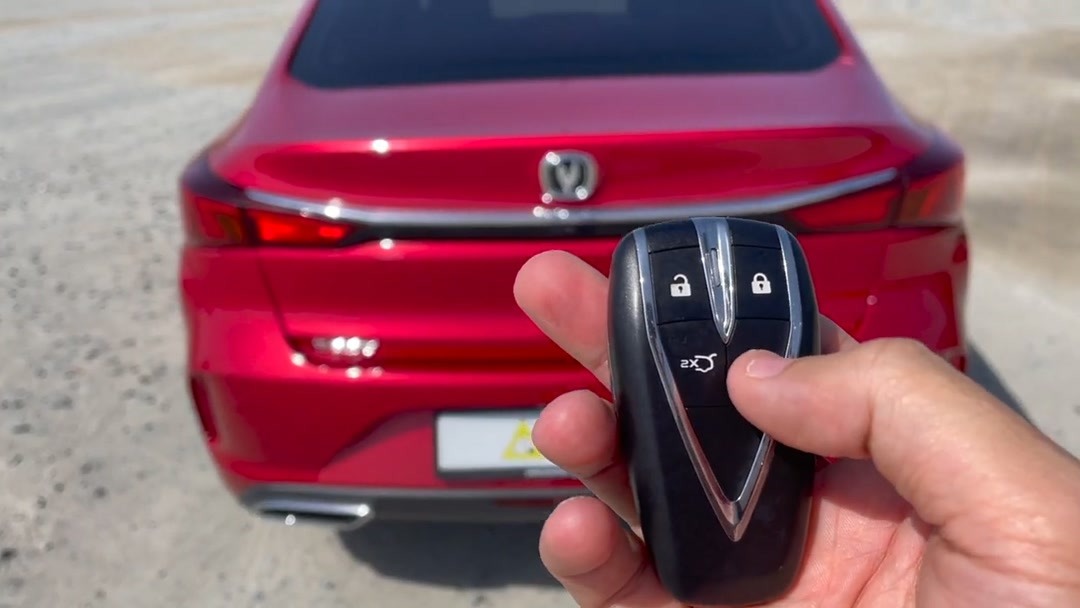 2022款长安逸动Plus实车体验,按下钥匙打开后备箱,霸气开始!