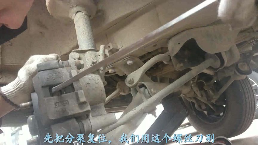 五菱神车漂移过多,小伙自己动手轻松换刹车片