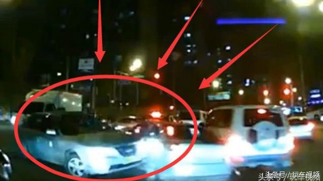 行车记录仪拍下各种夸张车祸发生前后的画面