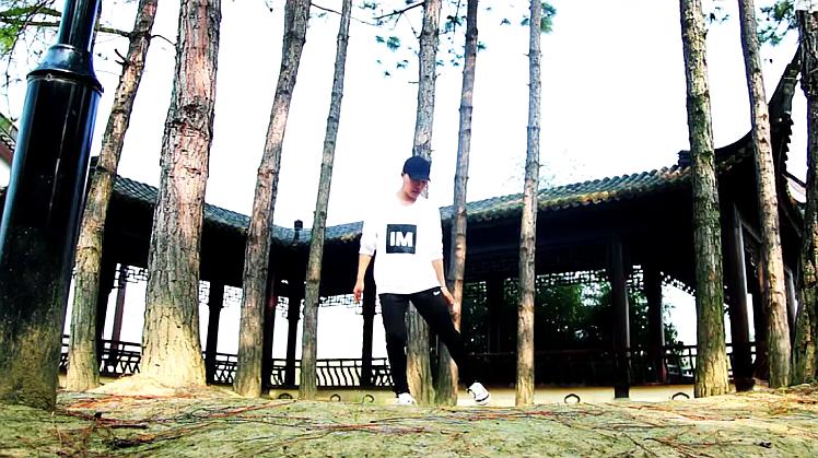 最近这个视频火了,跳钢管舞还用钢管都落伍了,现在直接用树!