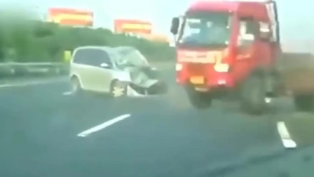 大货车太冤了,正常行驶被撞翻车,而且罪魁祸首还没有他高