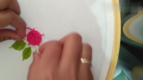 手工刺绣教程:简单的花朵刺绣设计,淡雅优美,初学者易学