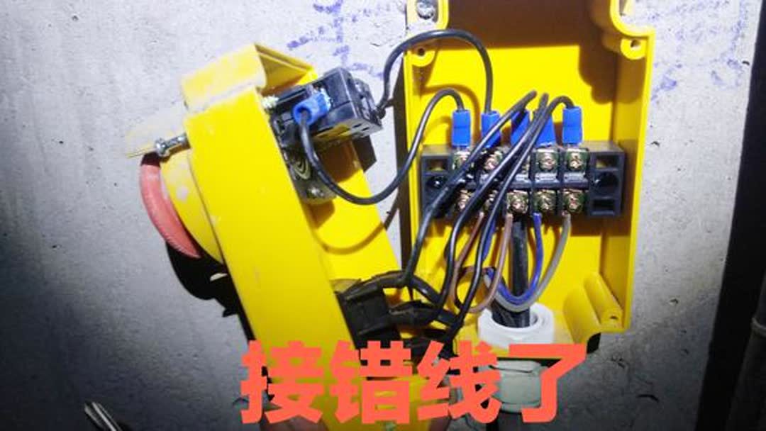 井道双控灯维修现场,原来6部电梯是同样毛病,很快就搞定,哈哈