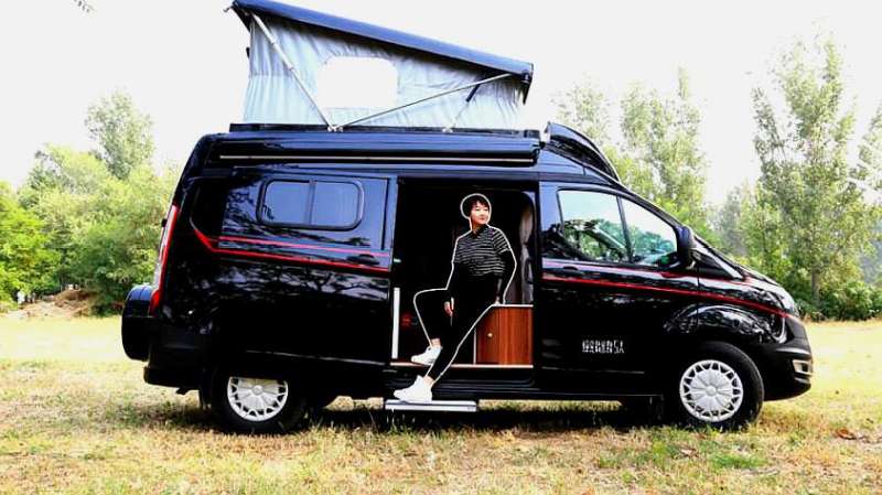 适合小情侣 城市停车也方便 30多万买辆自动挡升降顶B型房车