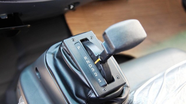 车在不平的地方路面启动挂D档为什么有异响?