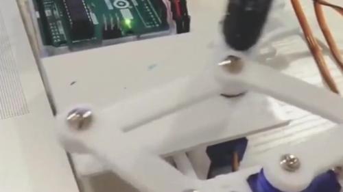 现在的机器不仅会写字画画,连时间也能准确书写了,比钟表都准确!