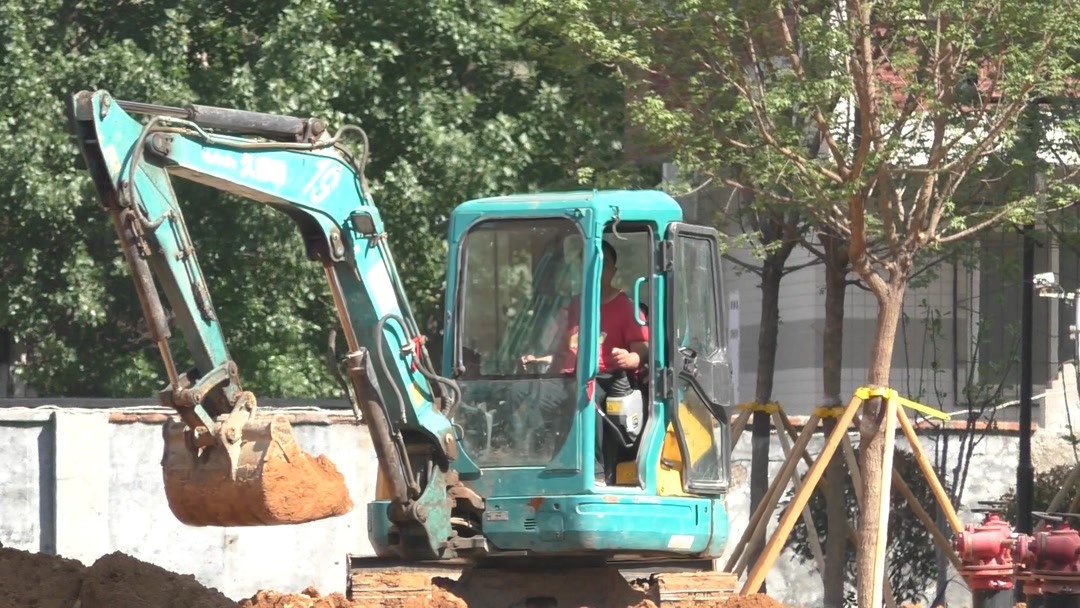 小型挖土机户外挖土作业 育儿亲子工程车视频