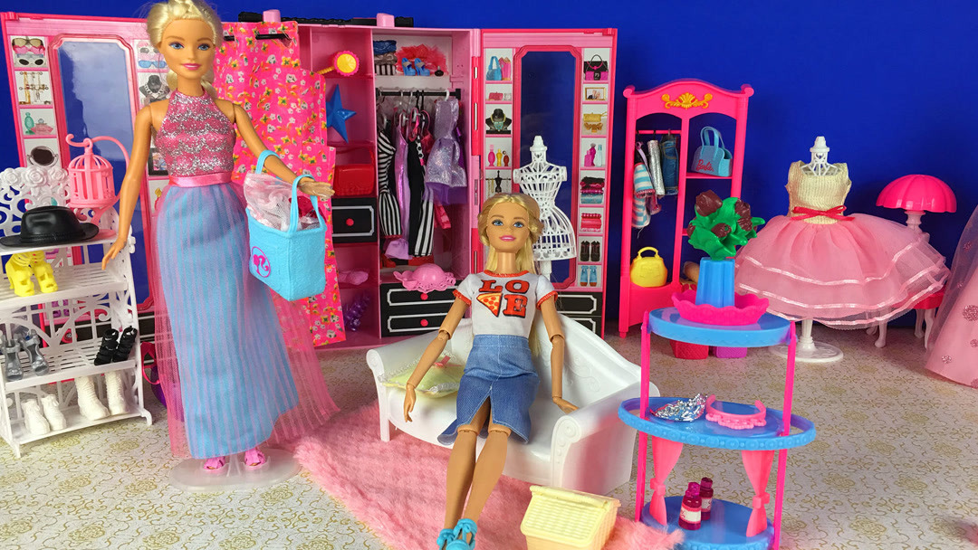 芭比娃娃玩具,顾客到芭比服装店买衣服和包包玩具故事