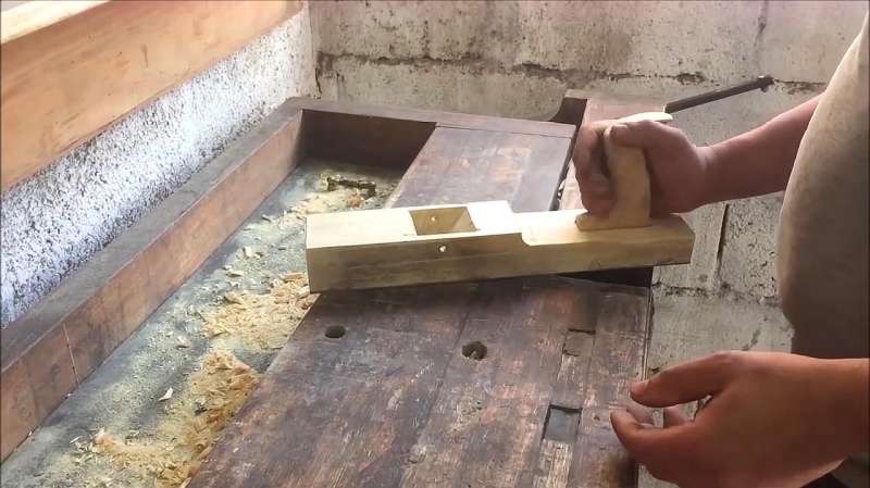 木刨容易损坏,自制一把钢制底的木刨吧