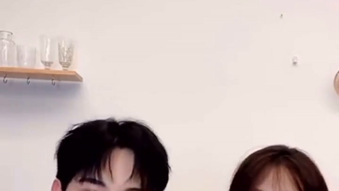 #我的小确幸# 邢菲:小确幸这是我拍过最放得开的吻戏～和你拍了吻戏...