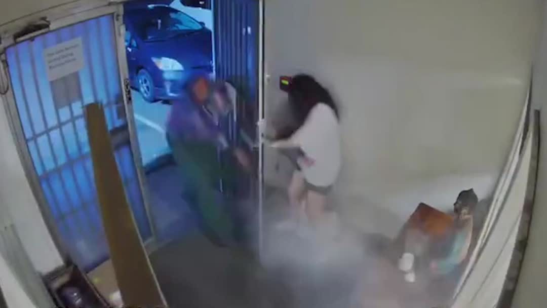 仓库爆发激烈枪战,33岁亚裔女子不幸中弹身亡,监控拍下恐怖时刻
