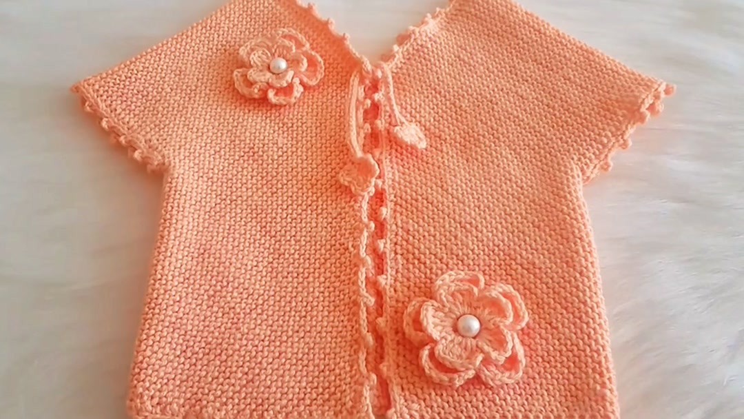 编织儿童毛背心,花朵增添童趣色彩