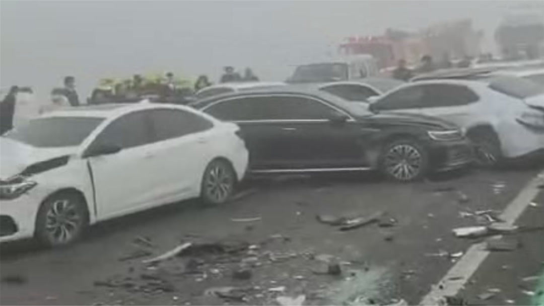 17车受损！沪渝高速铜陵段突发团雾导致连环车祸 多车剐擦追尾