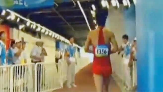 刘翔打破跨栏世界纪录 在万众瞩目的北京奥运会上 他却因伤退赛