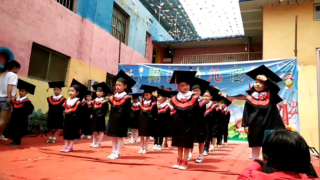 幼儿园毕业表演!超赞!