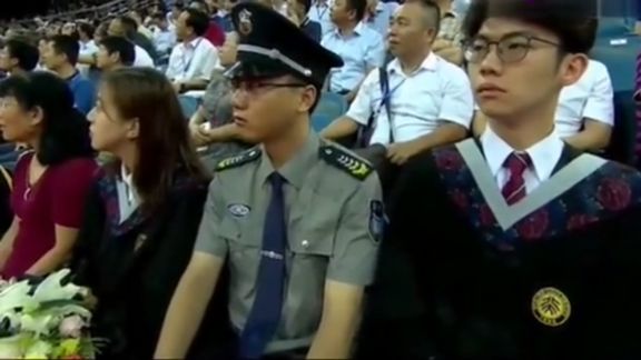 北大美女毕业生演讲,我们要把不可能变为可能,这段演讲振奋人心