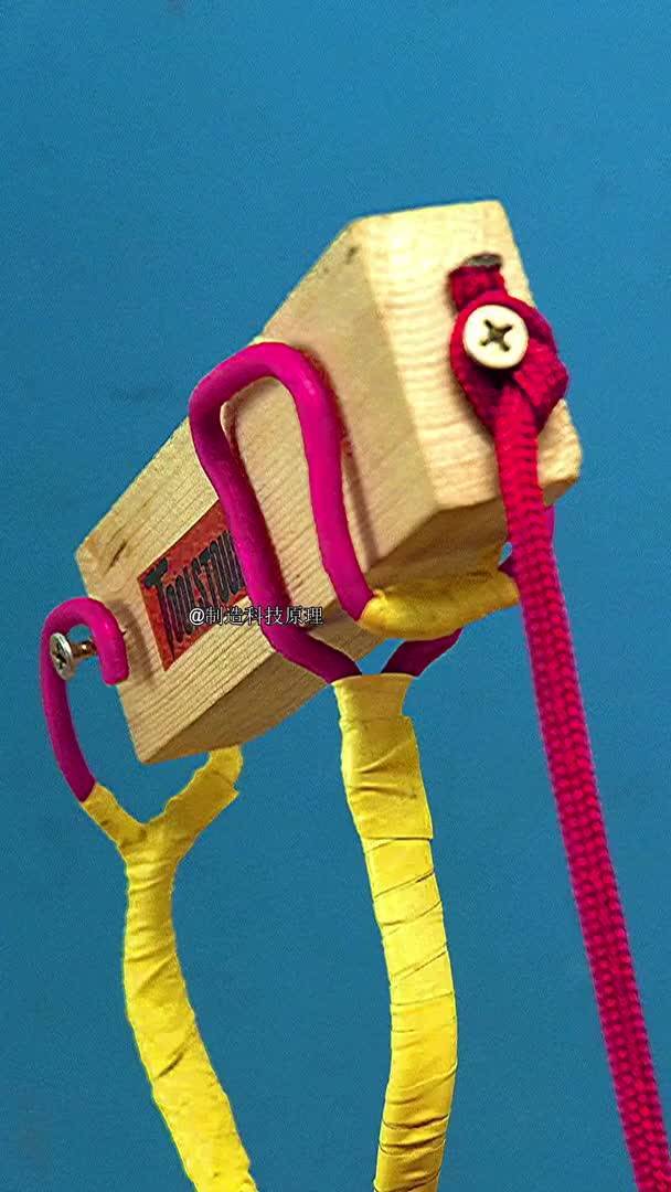 超级简单!用这个 DIY 挂钩轻松将绳子挂在高处