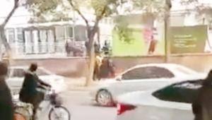 猖狂!4男子不配合执法 当街围殴交警