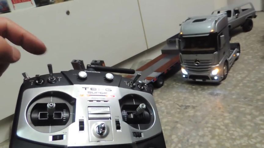 想玩仿真模型车,先得熟悉一下复杂的遥控器,好多人都玩不转!