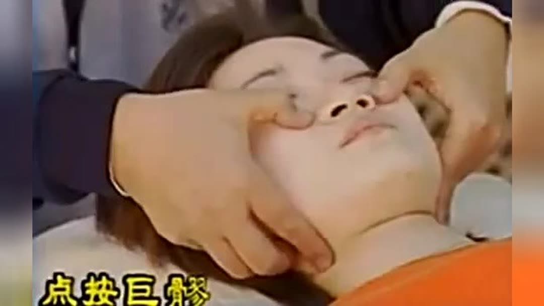 头部按摩 点按巨髎穴 通鼻窍