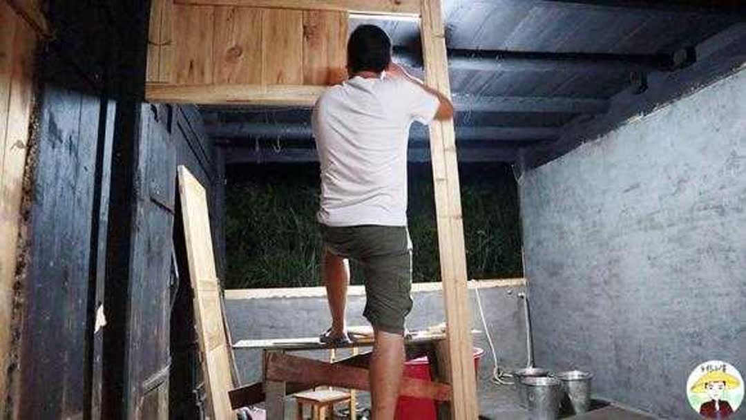 自己动手装修木房子,厨房的最后一面墙不太顺利,改了一次