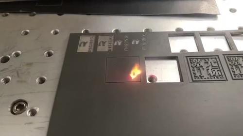 用激光在铁板上刻字,锋利的技术丝毫不比刻刀差,而且不会失误