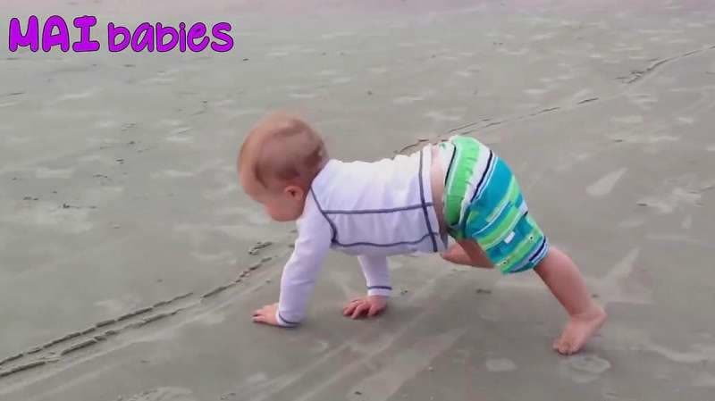 宝宝趴在地上学动物爬行,太滑稽好笑了!