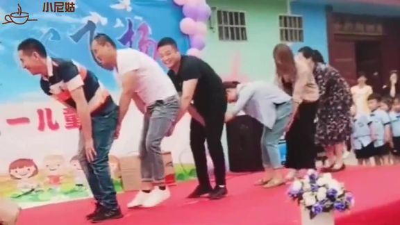 幼儿园组织的六一活动上,让家长们在台上做游戏,网友:爸爸福利