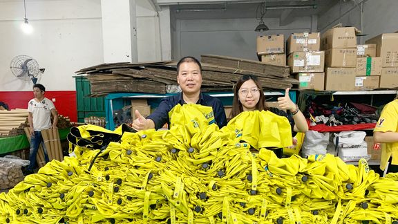 探访雨伞畅销国内外的工厂,看完制作过程,小猪感叹:要珍惜雨伞