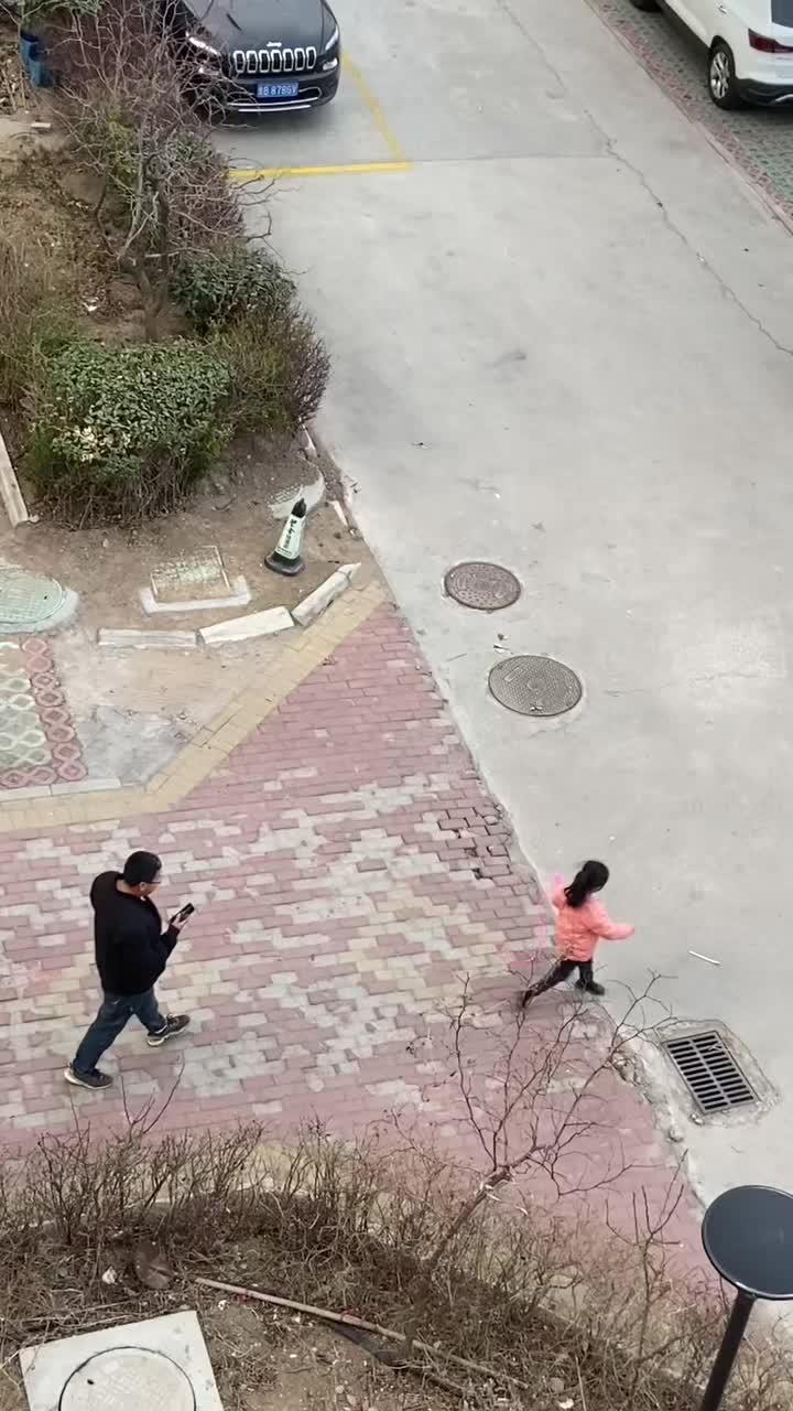 这节网课是体育课,老师说跳绳锻炼并录小视频,我就知道他俩靠不住