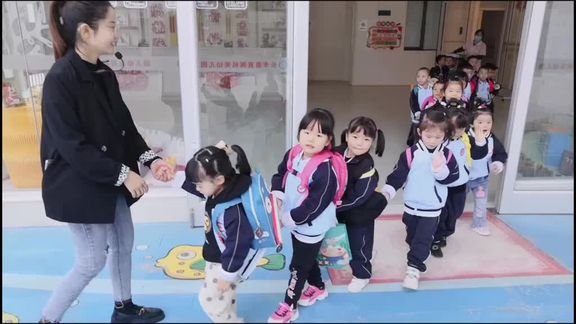 小时候那块画在手上的表/没有走动过/却带走了我们最好的时光/…
