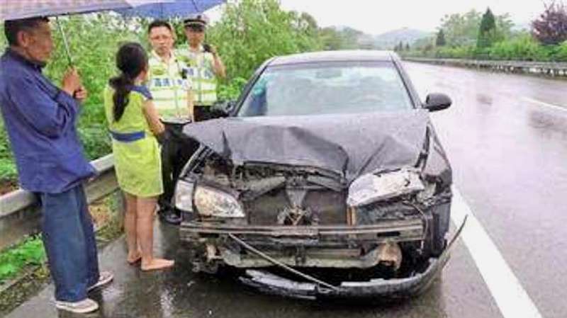 无脑女司机逆行撞车,不道歉还理直气壮骂人,下一秒死神降临!