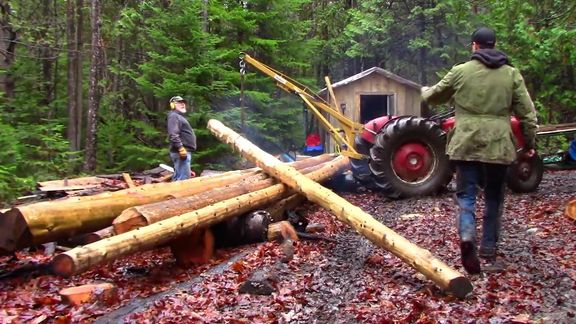 小伙子森林建造小木屋-3