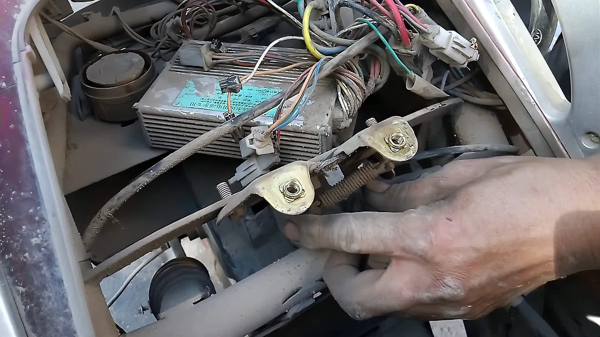 电动车后座包锁半年没打开过,想要修好得设法打开,就的用这两招