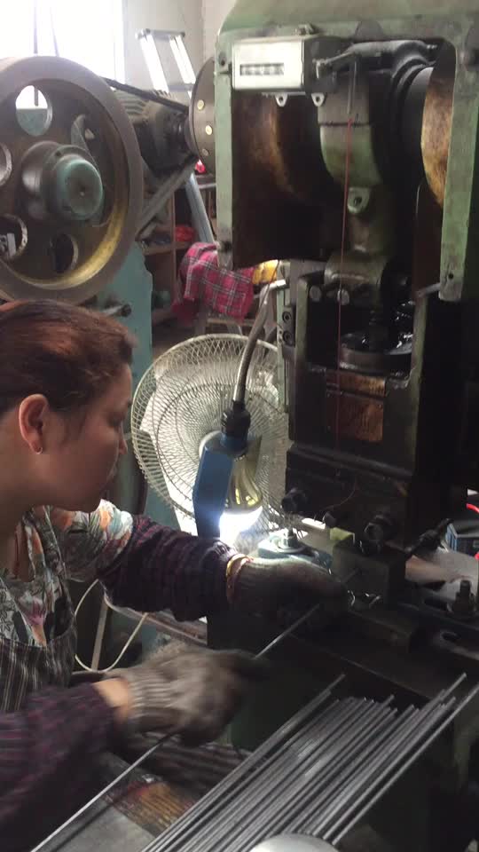 这是我们仪表厂的工人在下百分表测量杆的料,照这个速度一天2⃣️万...