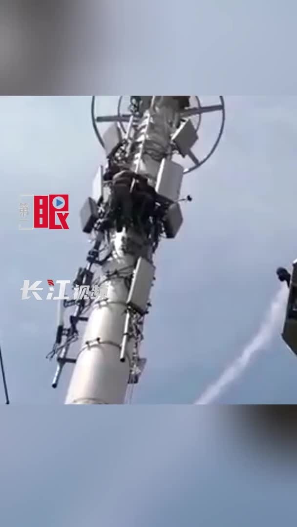 ...时突然抽筋,工友用安全绳将自己和他牢牢绑住,消防架云梯紧急救援!