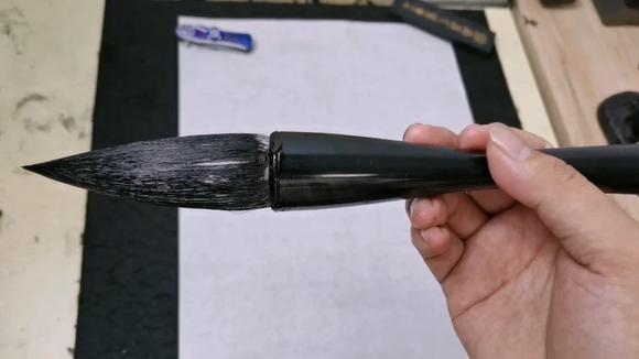 这位大叔真有钱,天天用特大号毛笔练字,一笔下去一杯墨汁就完了