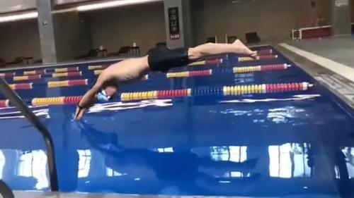 慢动作回看教练跳水动作,姿势具有美感,一般人模仿不来啊