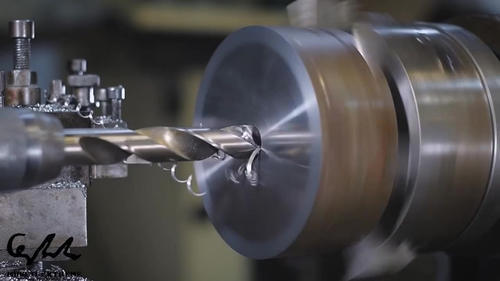 一大块钢柱,折腾半天加工成弯管机模具,算不算高手?