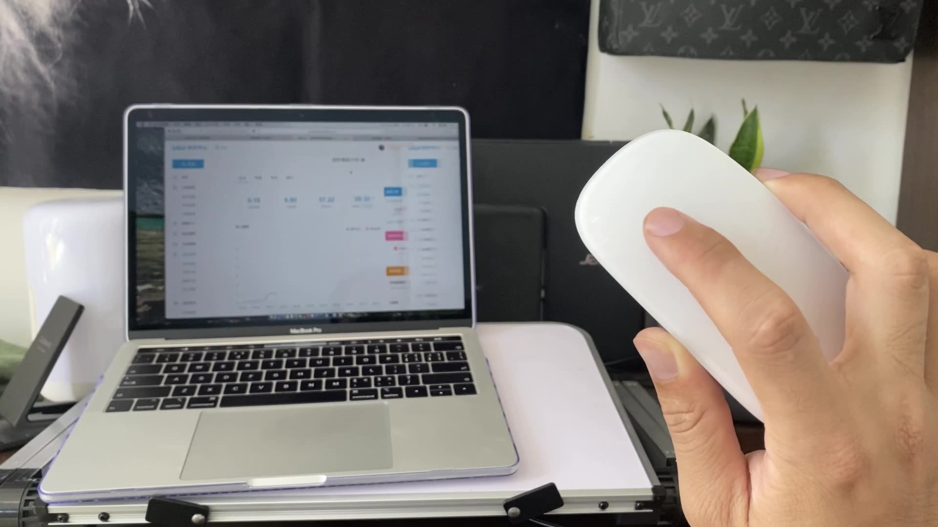 牛X!妙控鼠标在空气中进行手势操作,这鼠标可能是地球上配合Mac最好...