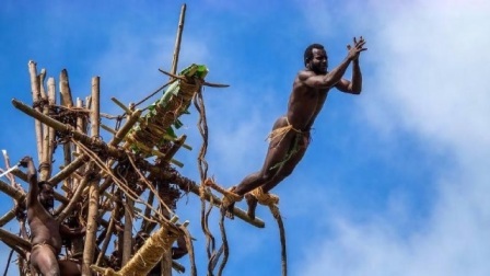 世界上最“奇葩”的成年礼,从30米高台纵身一跃,才算长大成人!