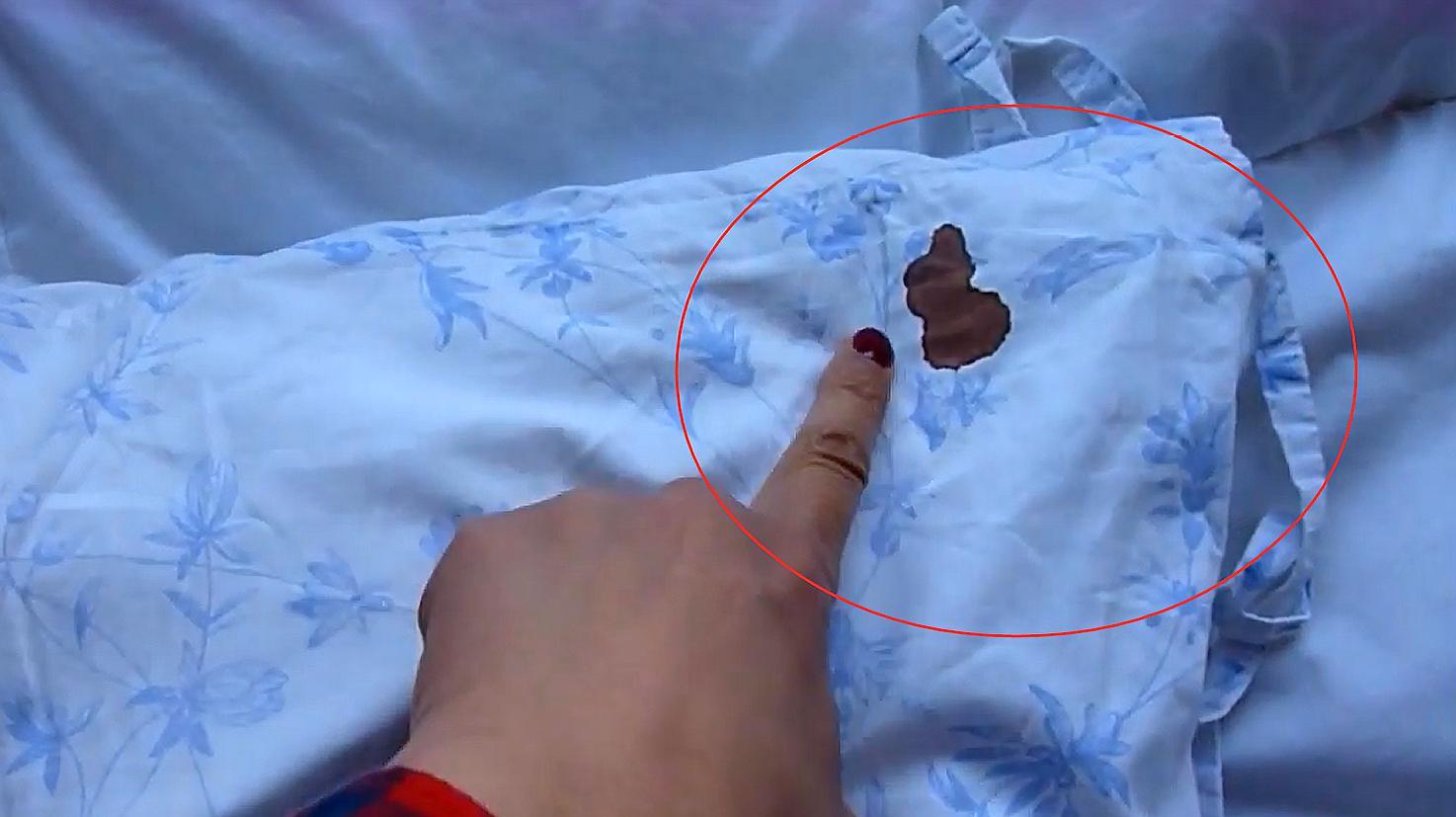 床单血渍顽固洗不掉?只需撒一把家里的这个,一点痕迹也不留!